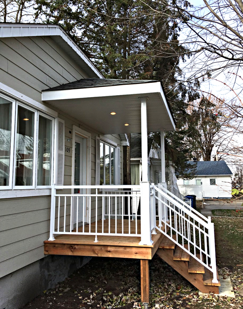 Entry - railing, columns and awning - Rampes aluminium Mirabel